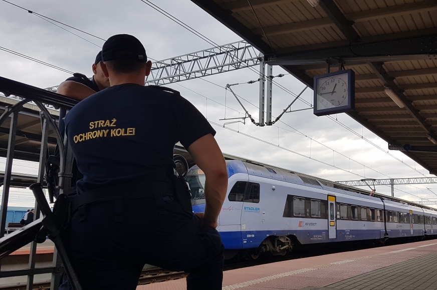 Krew przed poczekalnią i wybita szyba. Nocna awantura na iławskim dworcu