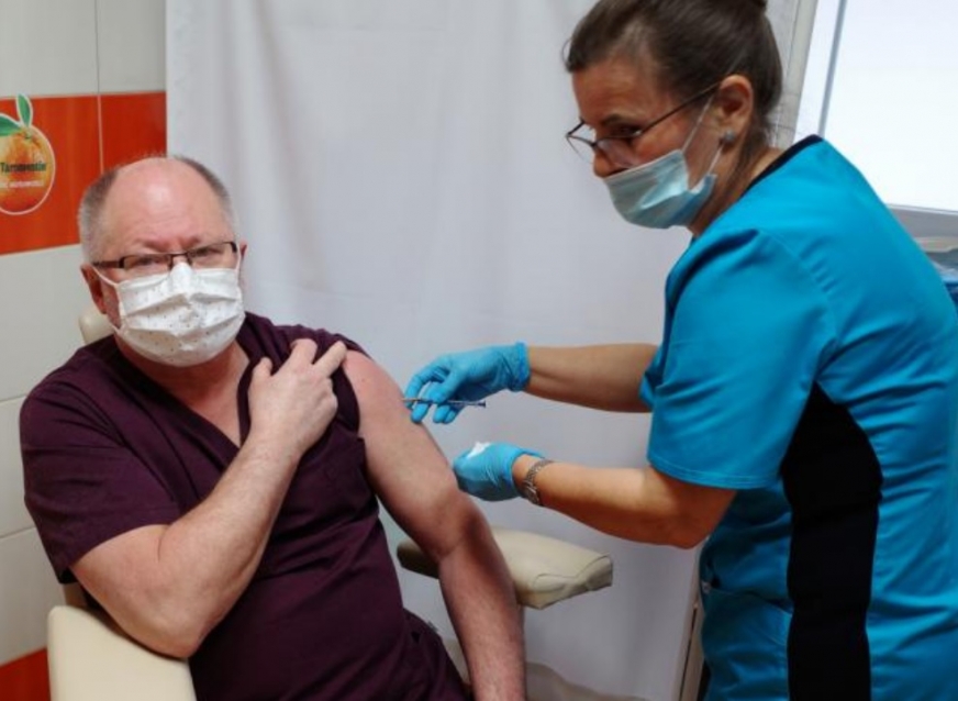 Iława. Szczepienia rozpoczęte! Pierwszy był doktor Jerzy Kruszewski [ZOBACZ ZDJĘCIA]