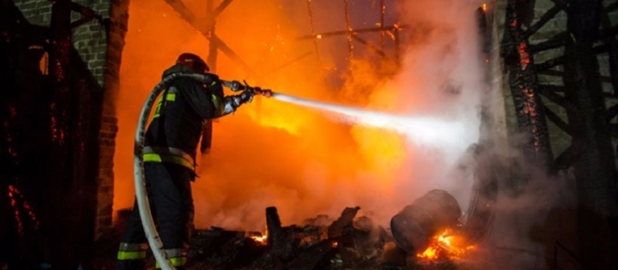 Stolarnia w ogniu! Poranny pożar gasili strażacy z 5 jednostek Stolarnia w ogniu! Poranny pożar gasili strażacy z 5 jednostek
