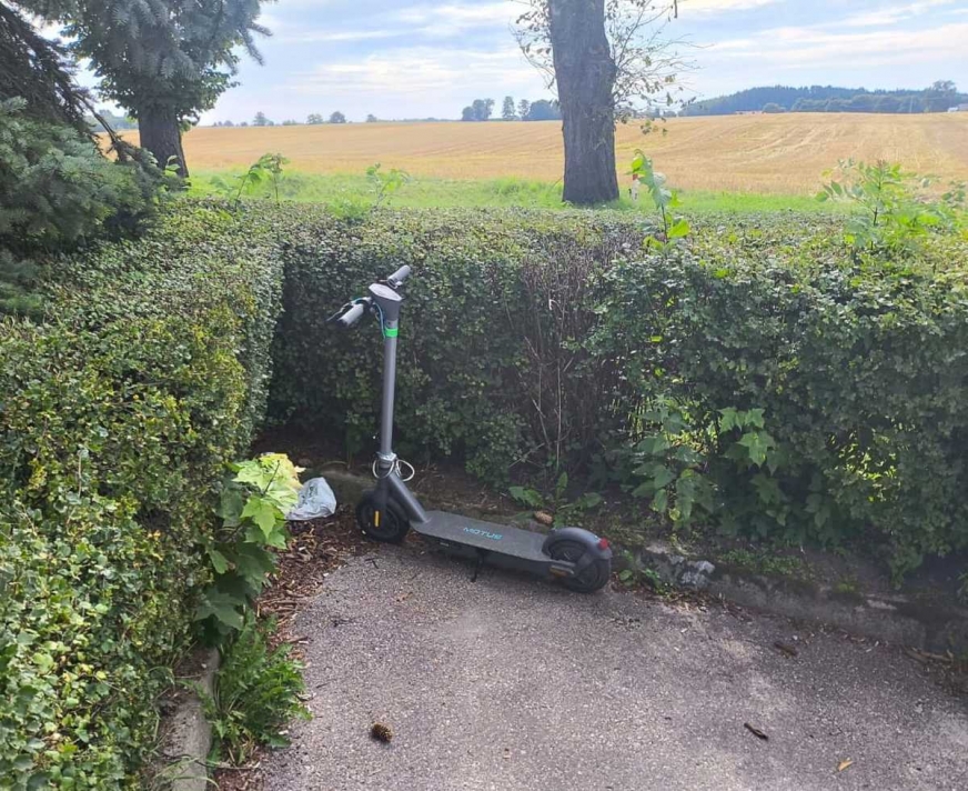 13-latek na e-hulajnodze – i czołowe zderzenie z osobówką!