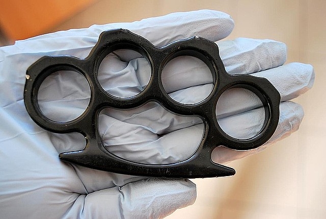 22-latek złapany z kastetem. Policja w Iławie: To niebezpieczna broń ...