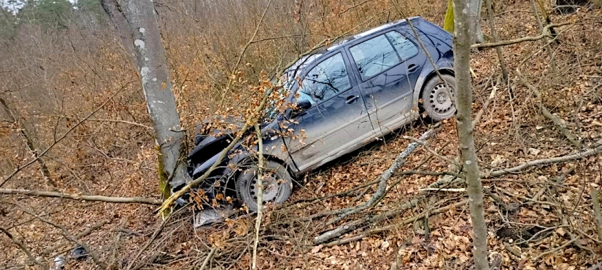 Na drzewie rozbite auto, na aucie... karteczka: „Nic mi nie jest, idę ...