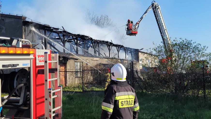 Strażacy w akcji - gaszą duży pożar w Woli Kamieńskiej pod Iławą ...